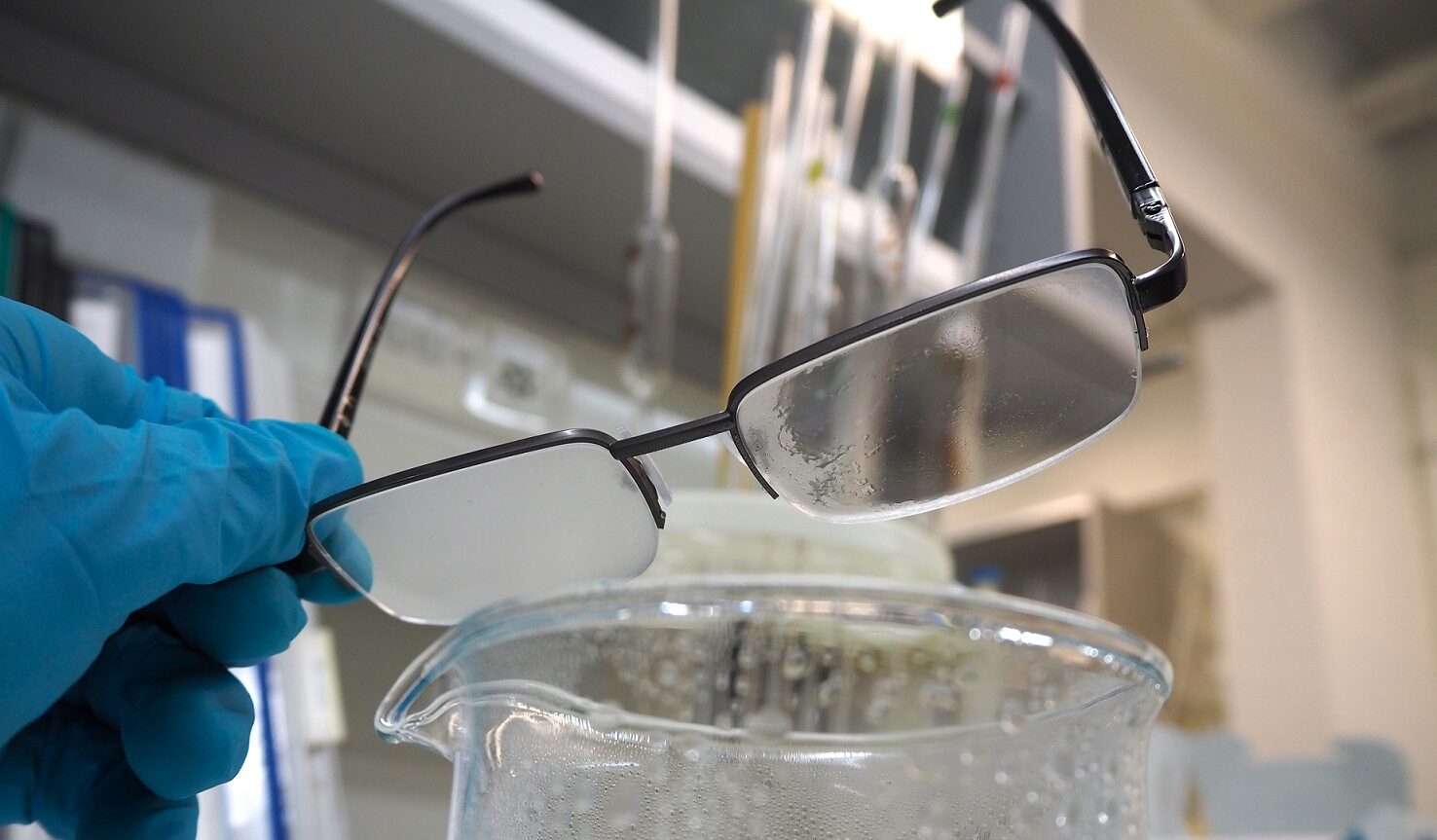 Läpinäkyvä pinnoite ligniinistä – enää eivät lasit huurru – Kemiamedia